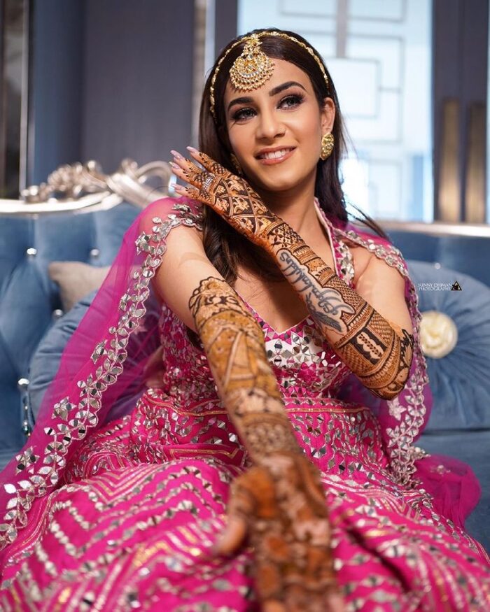 10 Essential Poses for Stunning Bride Mehndi Photography - mehkan.com
