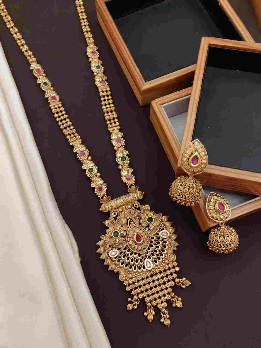 The Ultimate Guide to Long Gold Necklace Designs in 2023 - mehkan.com